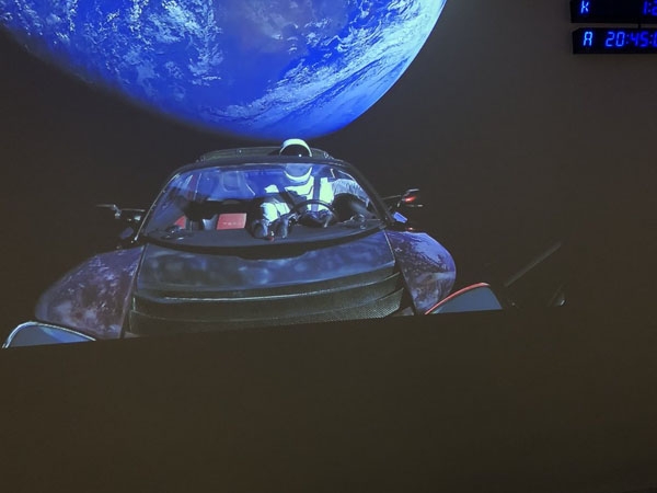 There’s a car in orbit around Earth! Falcon Heavy launched successfully ...