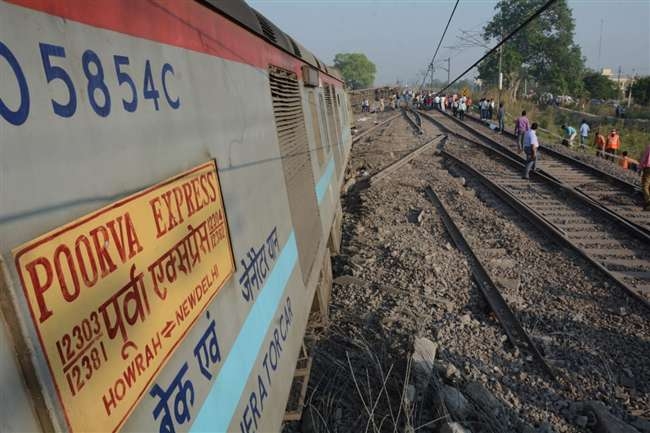 12 coaches of Poorva Express derail near Kanpur - NewsBharati