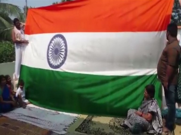 Sheer dedication and love for the nation; Andhra man weaves ‘unique ...