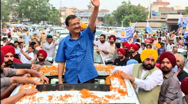 Punjab CM literally clings on while Kejriwal waves at the crowd ...