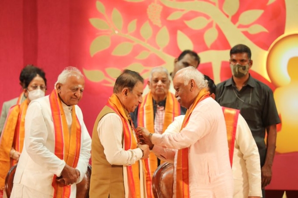 Sunil Gavaskar receives Honorary Doctorate from RSS chief Mohan Bhagwat ...