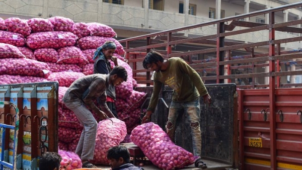 Maha govt announces Rs 300 per quintal subsidy to farmers producing onion - NewsBharati