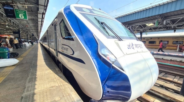 Stones pelted at Bengaluru-Dharwad Vande Bharat Express - NewsBharati
